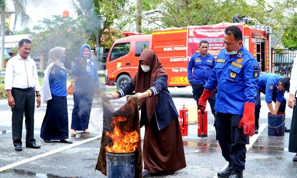 Damkar Kampar Gelar Penyuluhan Penanggulangan Kebakaran ke Sekolah ...