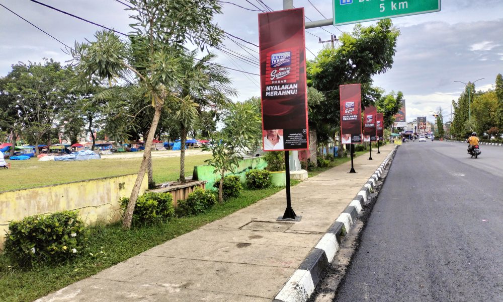 Papan Iklan Ditengah Trotoar Lapangan Merdeka, Netizen : Bila Ot*k ...