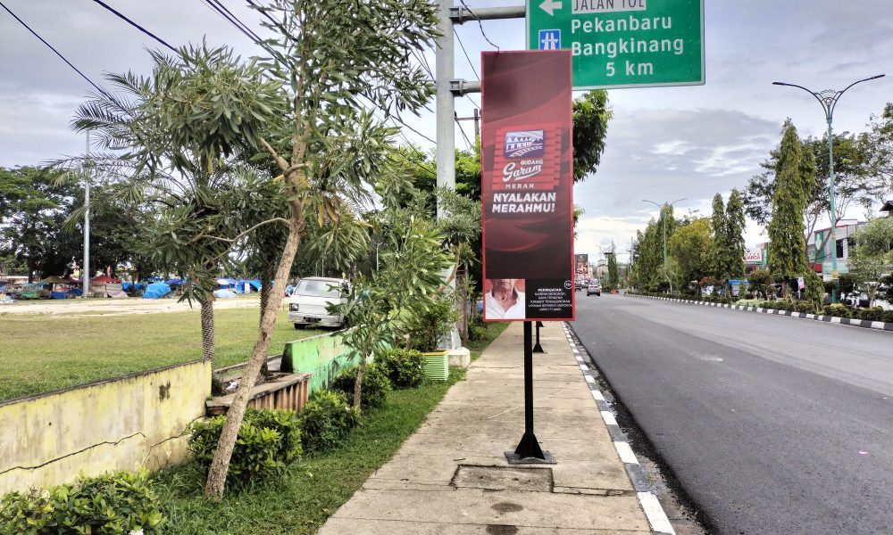 Papan Iklan Rokok Di Tengah Trotoar Lapangan Merdeka Bangkinang, Fahmil ...
