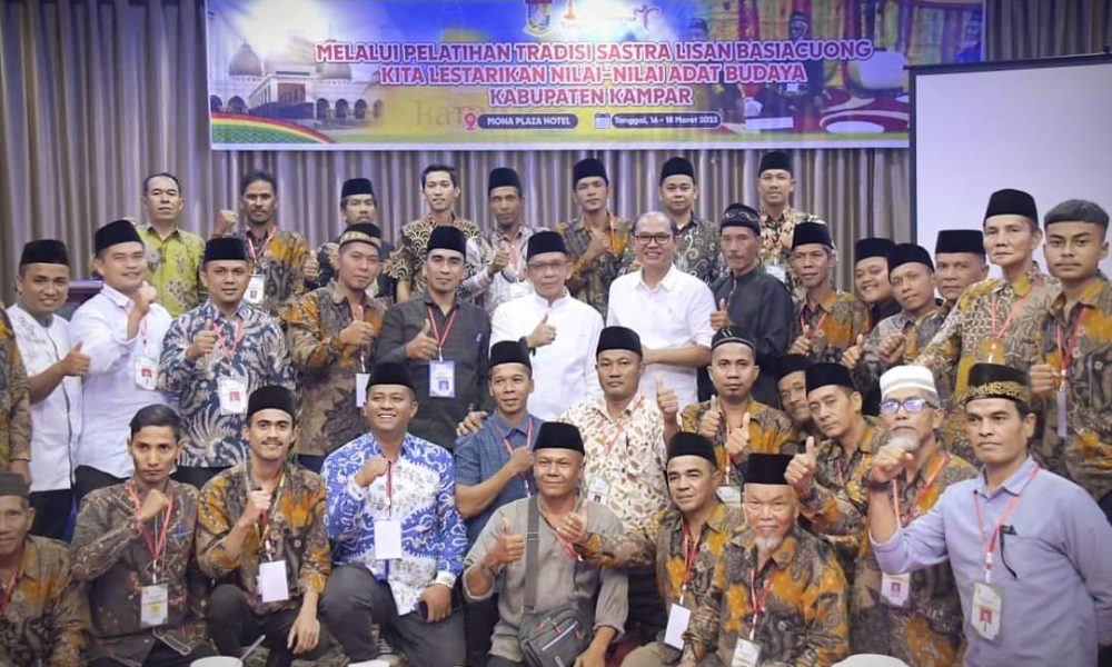 Plt. Sekda Kampar Tutup Pelatihan Tradisional Sastra Lisan Basiacuong ...