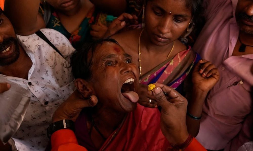 Telan Ikan Hidup, Tradisi Unik India Obati Asma – Bekawan.com